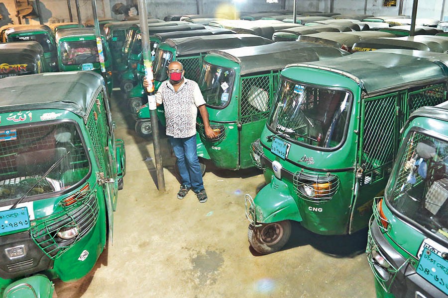 Auto-rickshaw drivers in a tight corner
